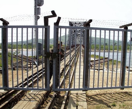 (borders) – subtext